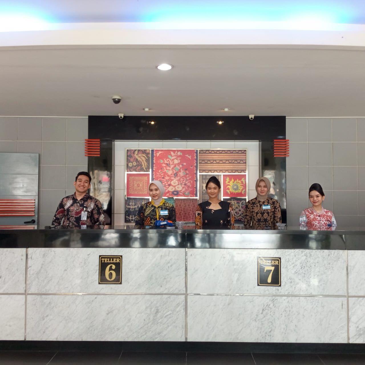 Senyum Ramah, Transaksi Makin Mudah! Teller BRI KC Cilegon Siap Layani ...